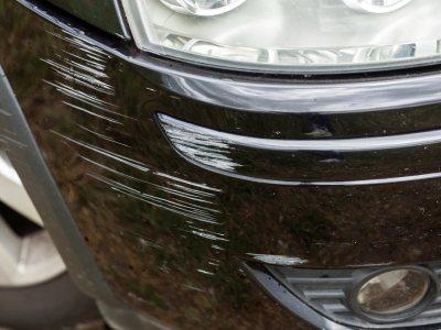 Effacer une rayure sur une voiture : ce que fait un carrossier